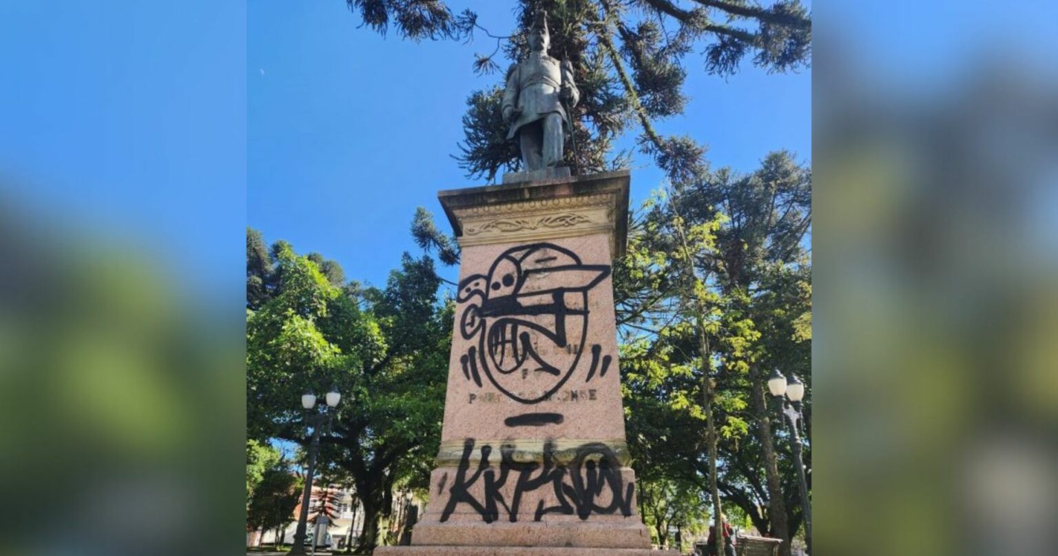 Jovem é penalizado com multa de R$ 22 mil por pichar estátua centenária ...